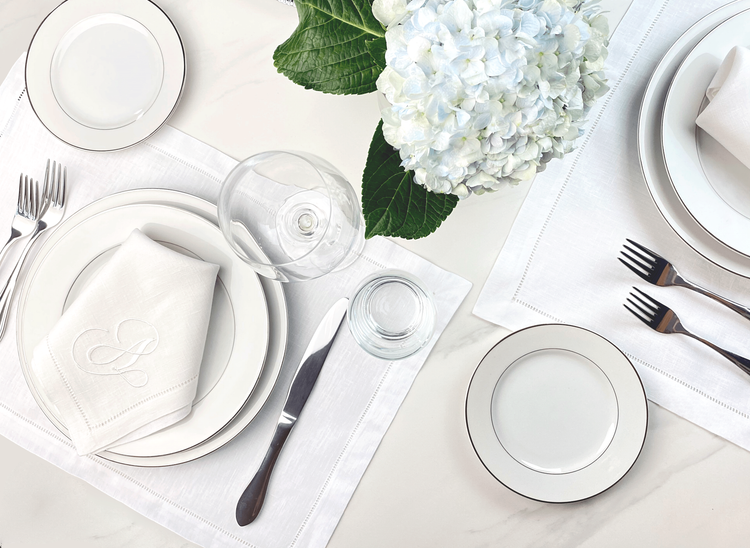 Manila Table: Linens and Décor