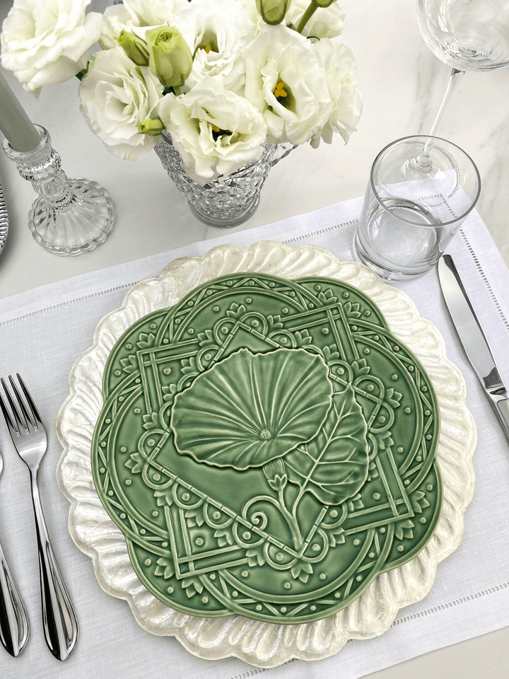 Manila Table: Linens and Décor